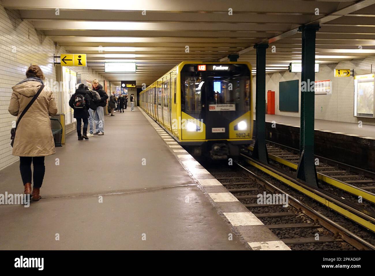 Train station platform profile hi-res stock photography and images - Alamy