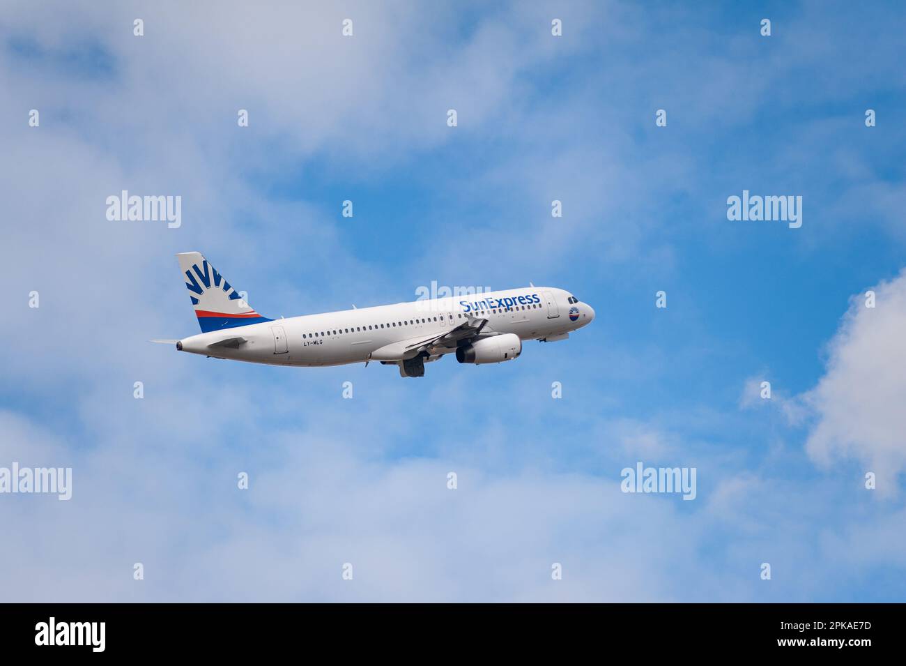 30.08.2022, Germany, , Berlin - Europe - An Airbus A320-200 passenger ...