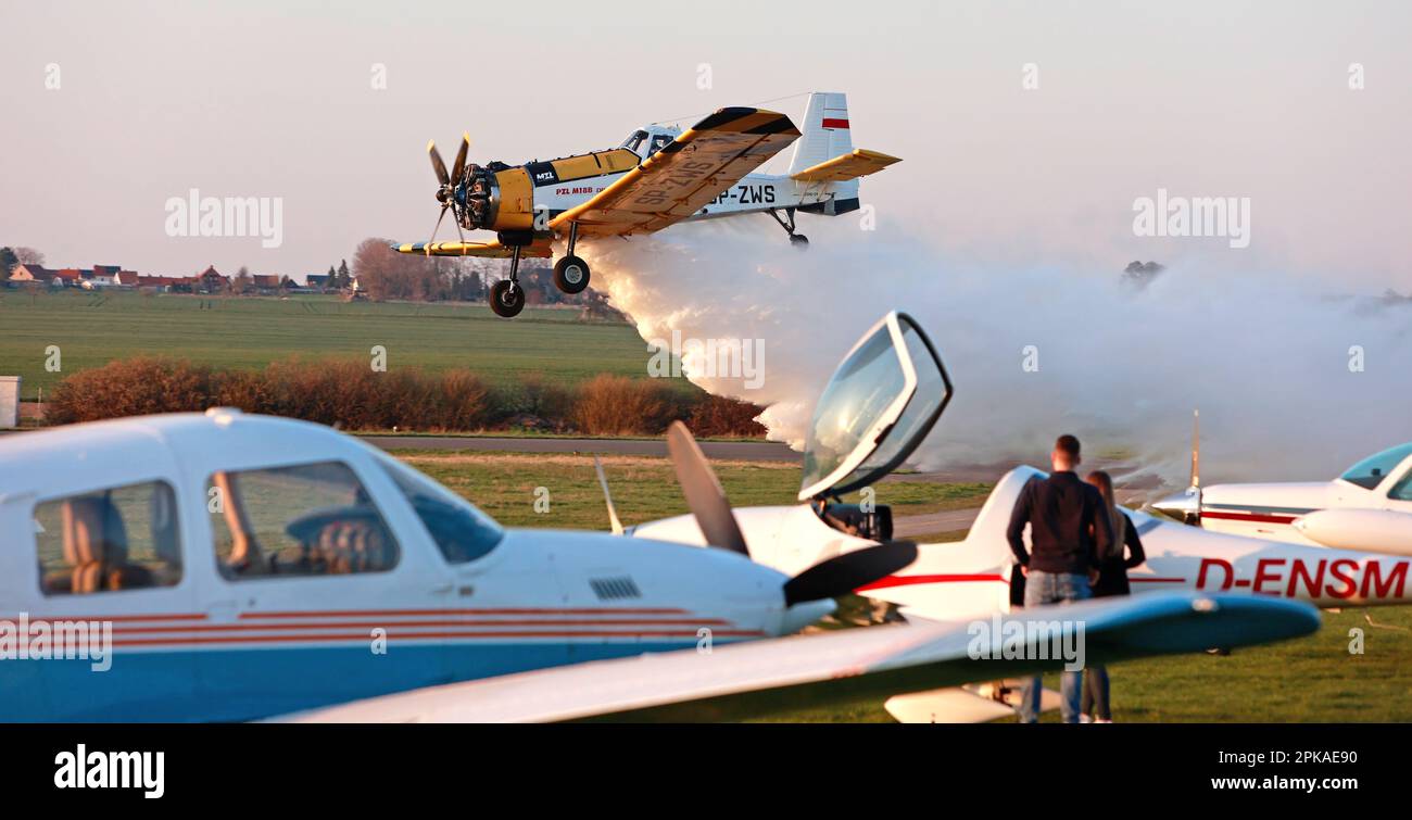 Small firefighting aircraft hi-res stock photography and images - Alamy