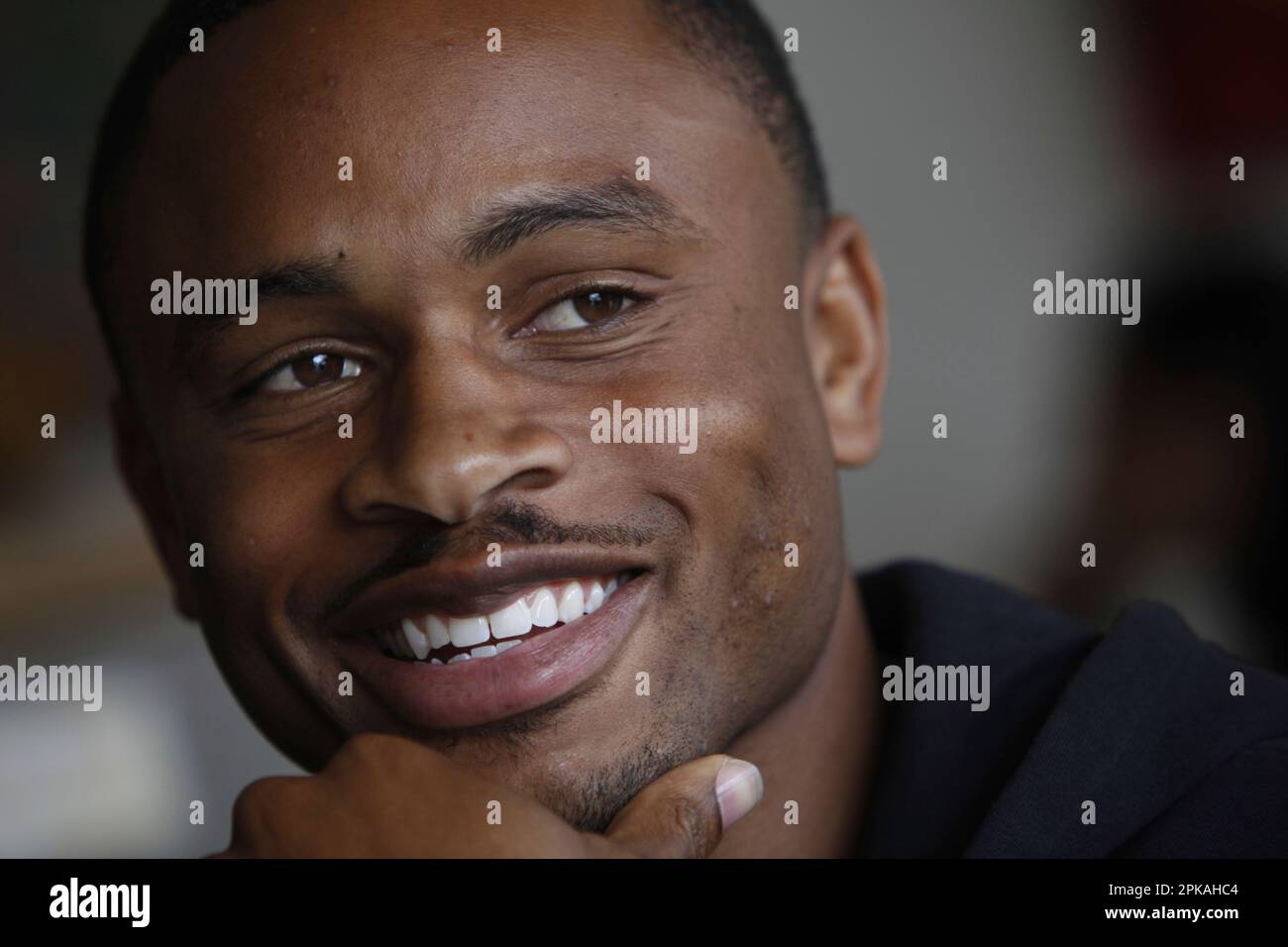 Raiders cornerback Nnamdi Asomugha (l to r) shares a laugh with East ...