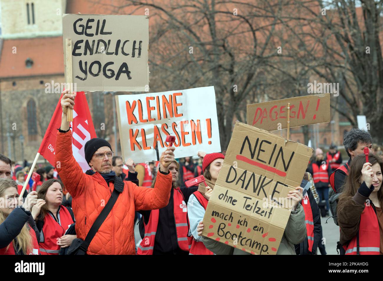 22.03.2023, Germany, Berlin, Berlin - Teachers' warning strike of the ...