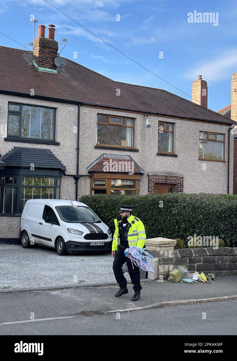 Police car outside house uk hi-res stock photography and images - Alamy