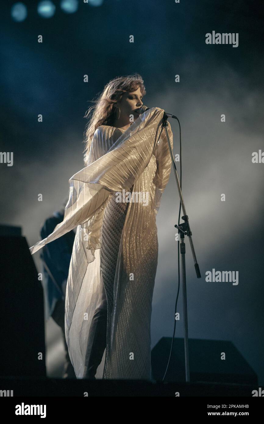 DAISY JONES & THE SIX, (aka DAISY JONES AND THE SIX), Riley Keough ...