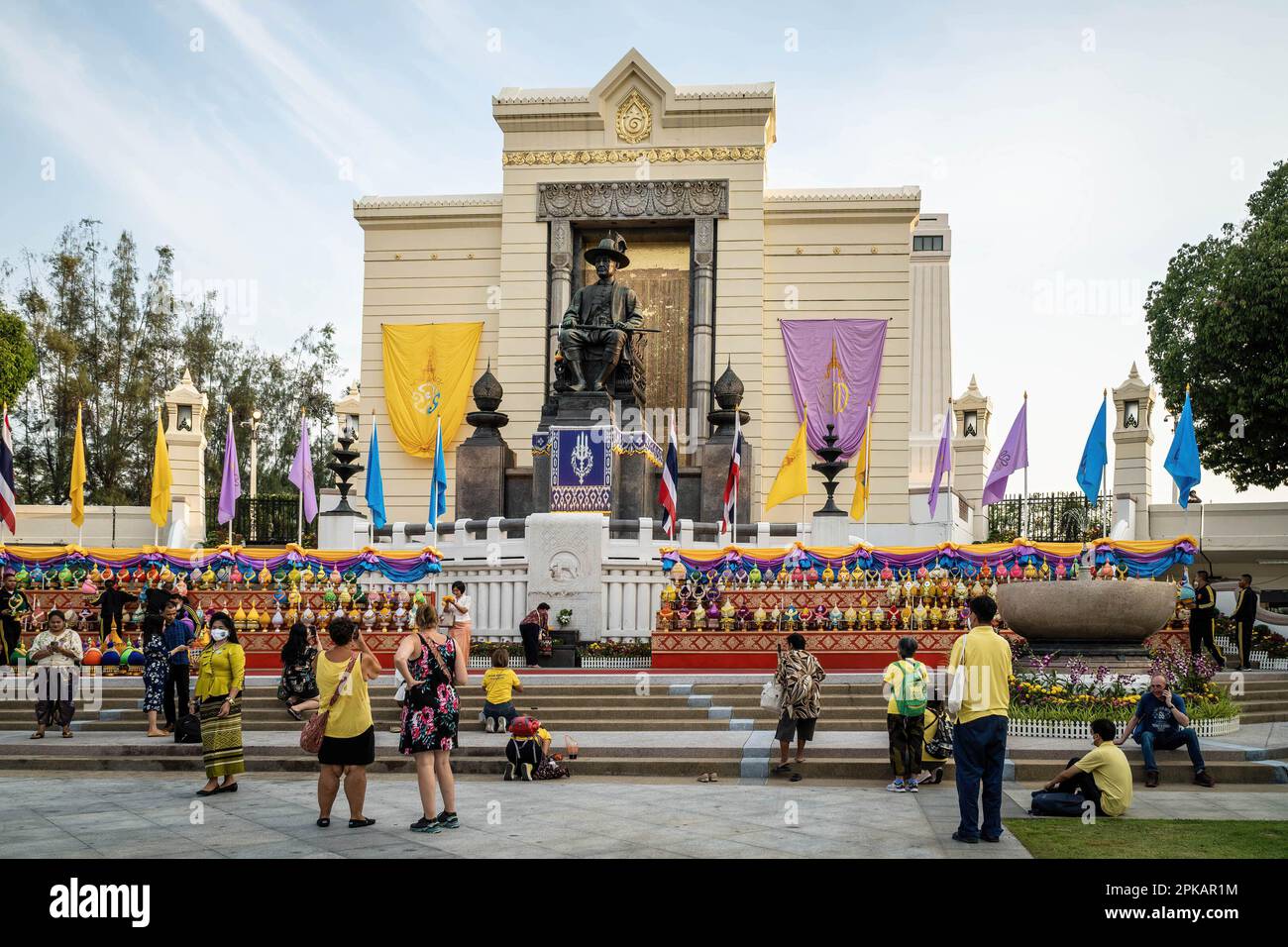 At the end of the royal ceremony of Chakri Day, the Thais come to pay ...