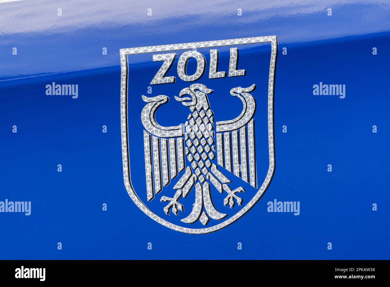 Customs coat of arms on blue official vehicle, detail, lettering 'Zoll ...