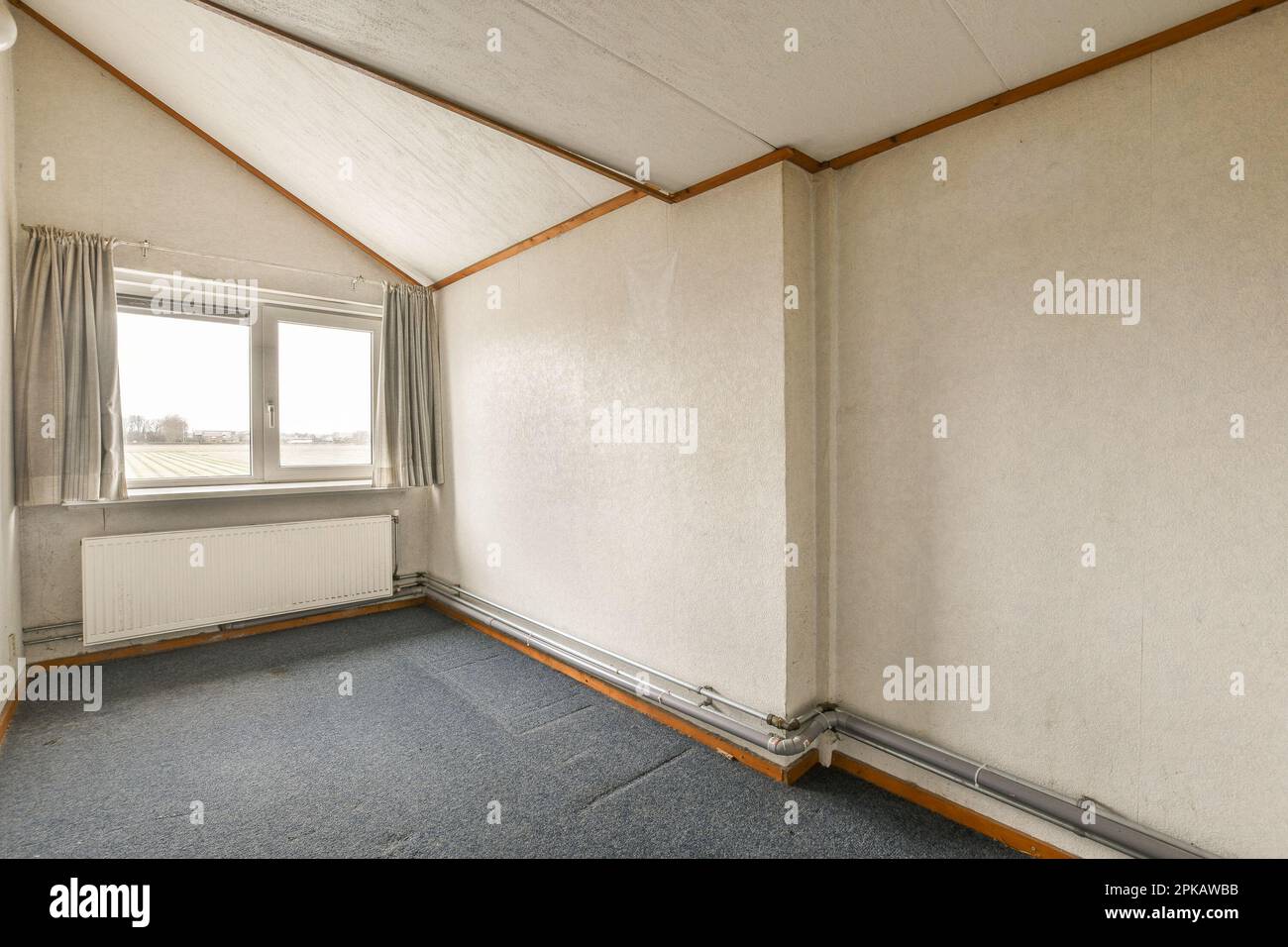 an empty room with no one on the wall or ceiling, but it's very clean ...