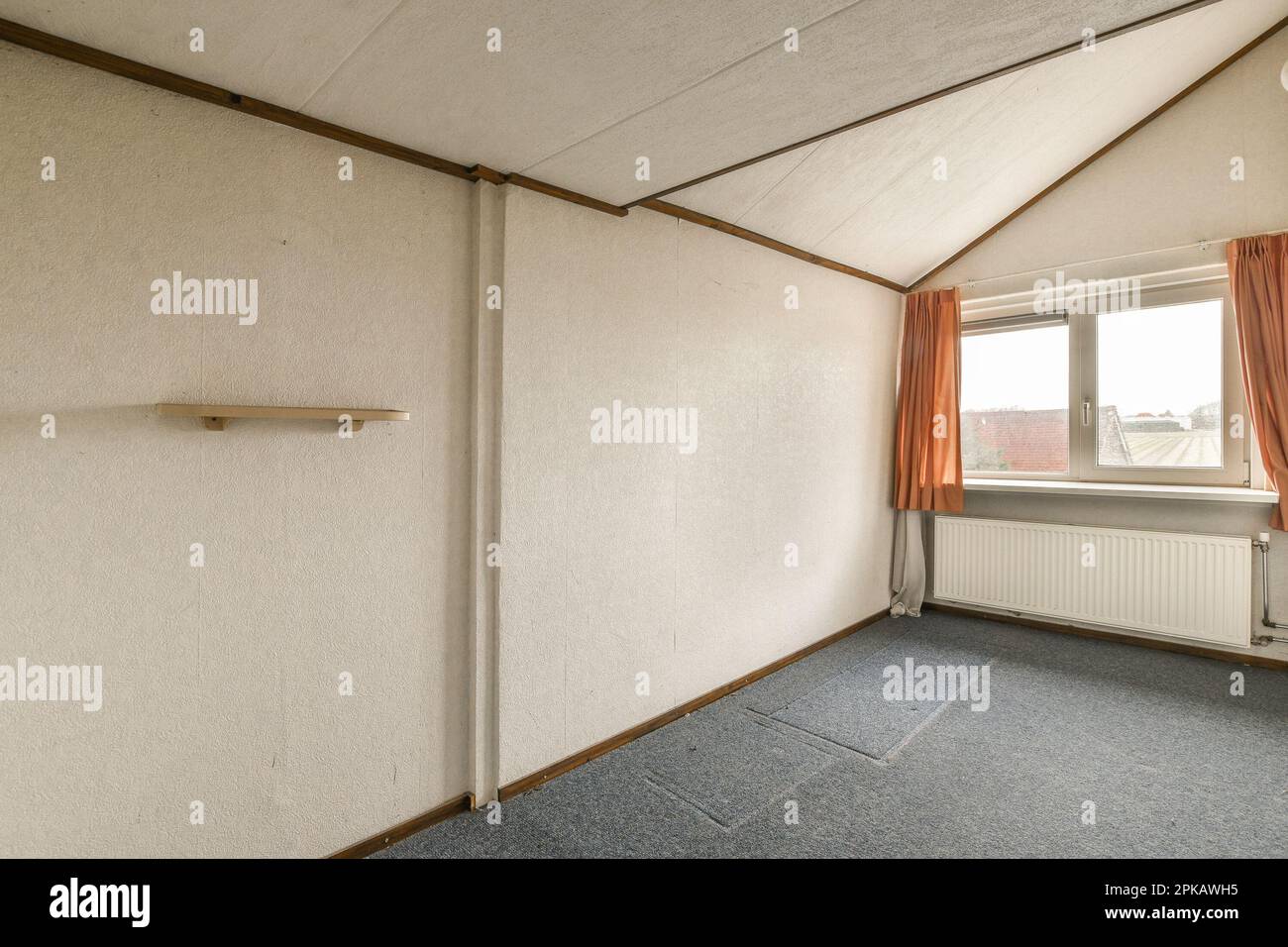 an empty room with no one on the wall or ceiling, but it's very clean ...
