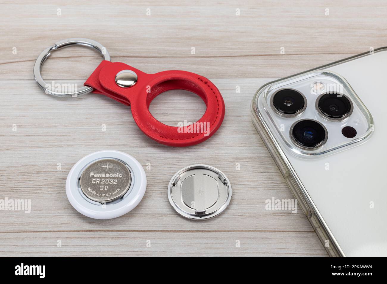 Apple AirTag open, button cell CR2032, iPhone, icon photo, battery ...