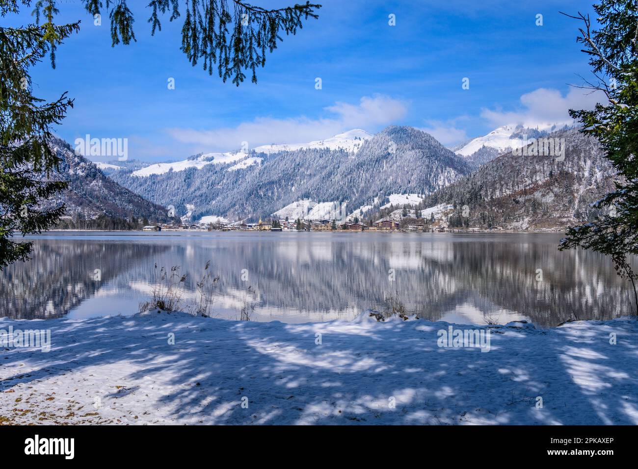 Austria, Tyrol, Kaiserwinkl, Walchsee, Walchsee with village view ...