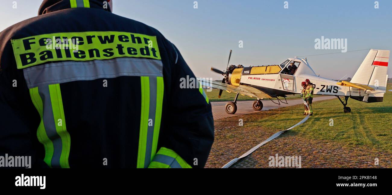 Small firefighting aircraft hi-res stock photography and images - Alamy