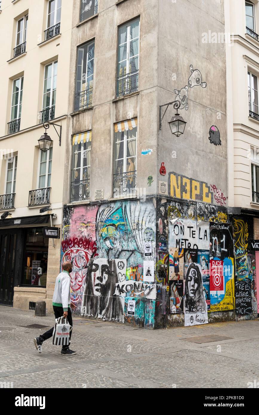 Street art graphiti at a building in Paris, France Stock Photo - Alamy