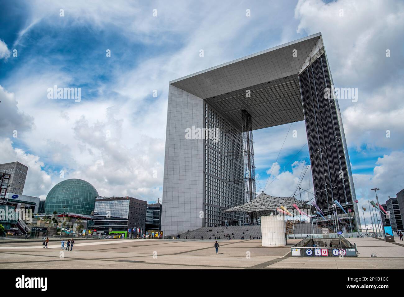 Iconic grande arche in la defense district in paris hi-res stock photography and images - Alamy