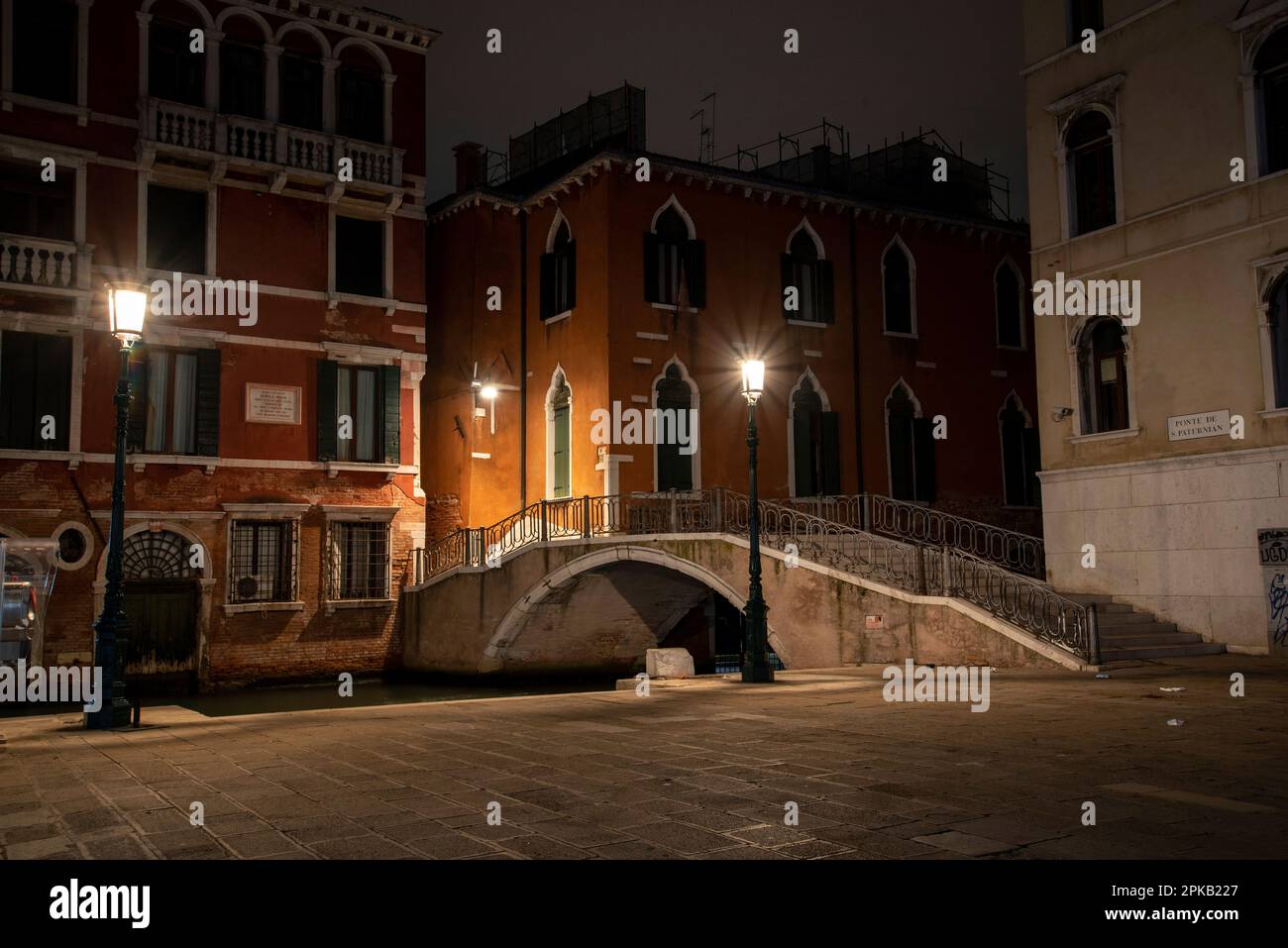 Landmark small square hi-res stock photography and images - Alamy