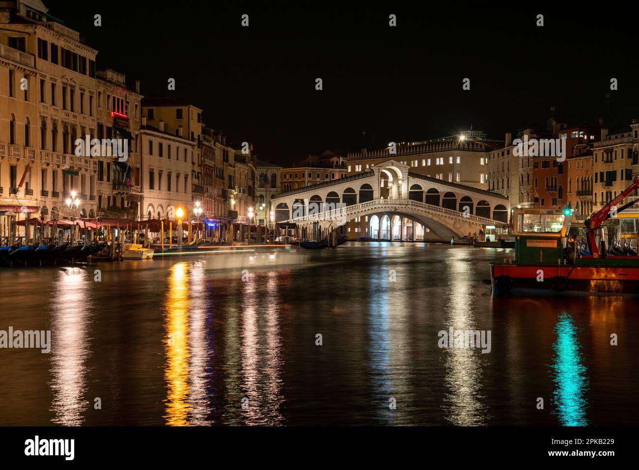Rialto Bridge from Canal Grande at Night, Venice, Italy Stock Photo - Alamy