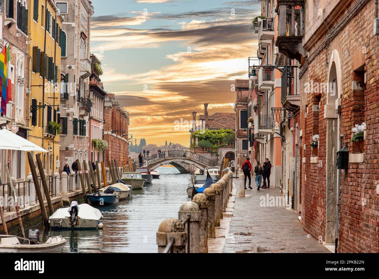 Tourists walking to boat hi-res stock photography and images - Alamy