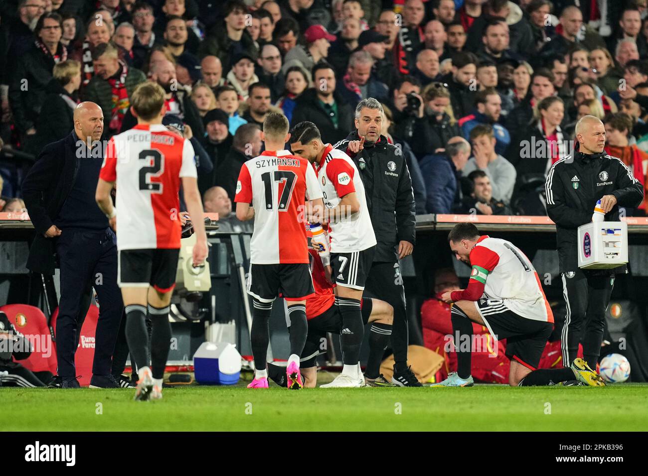 Rotterdam - Feyenoord coach Arne Slot, Sebastian Szymanski of Feyenoord, Feyenoord assistent ...