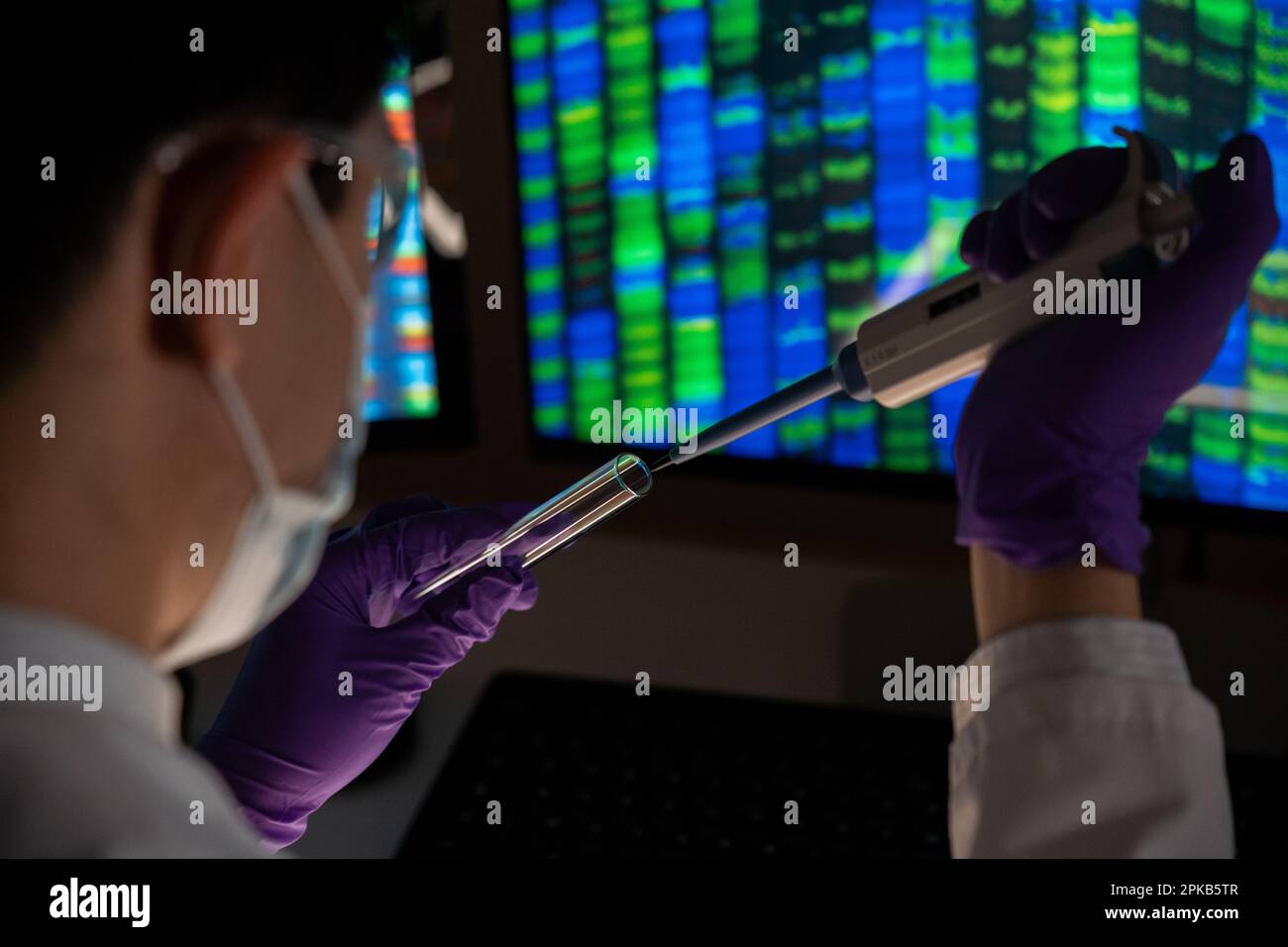 Male researcher in front hi-res stock photography and images - Alamy