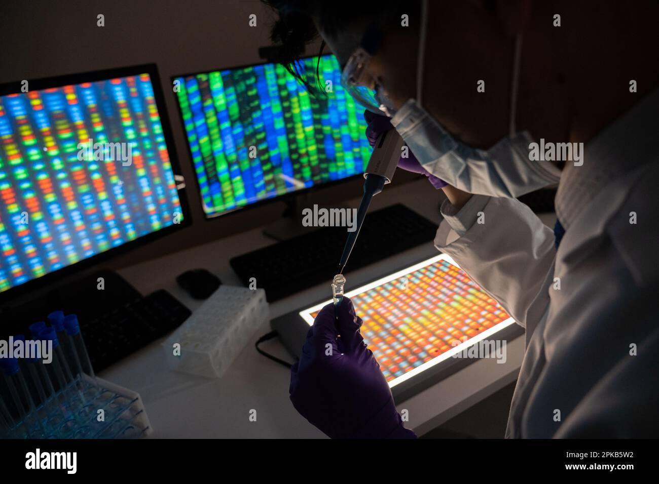Male researcher in front hi-res stock photography and images - Alamy