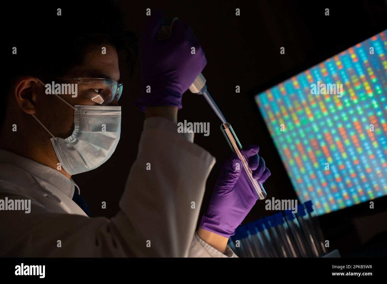 Male researcher in front hi-res stock photography and images - Alamy