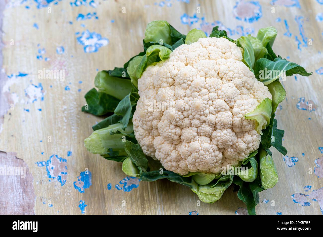 Cauliflower top view on old blue and white plache Stock Photo - Alamy