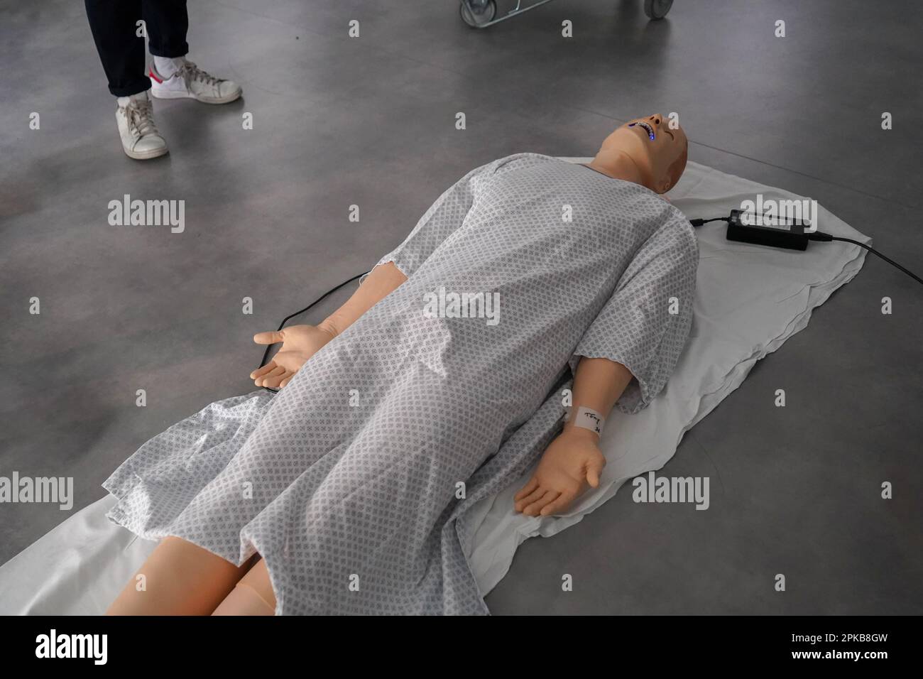 Emergency medicine students attends a circumstantial emergency ...