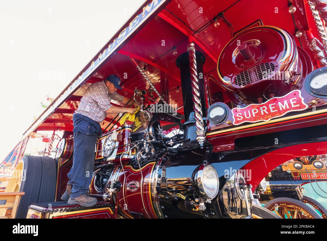 Man cleaning and polishing steam engines hi-res stock photography and ...
