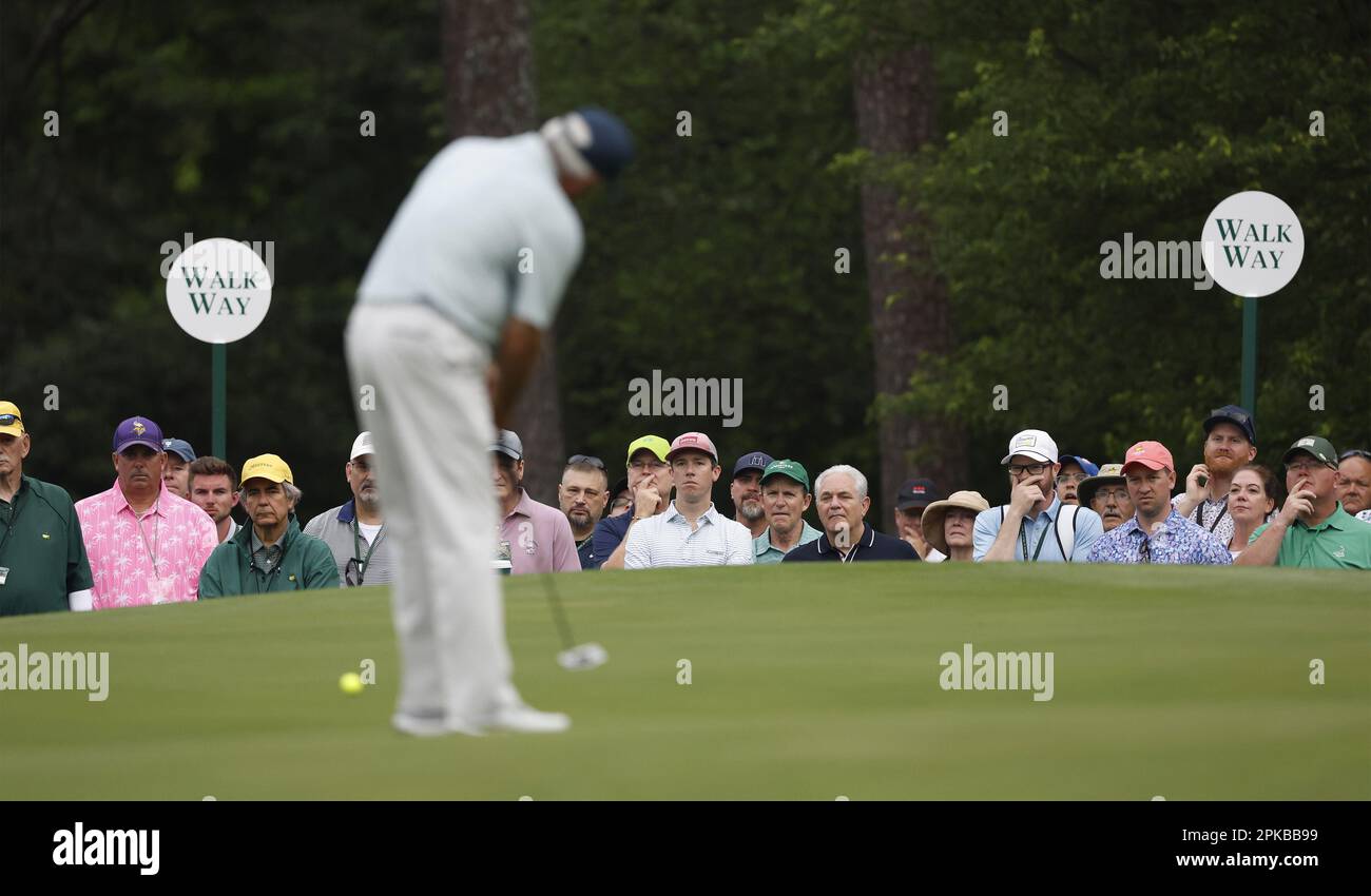 Augusta, United States. 06th Apr, 2023. Fred Couples putts as patrons ...