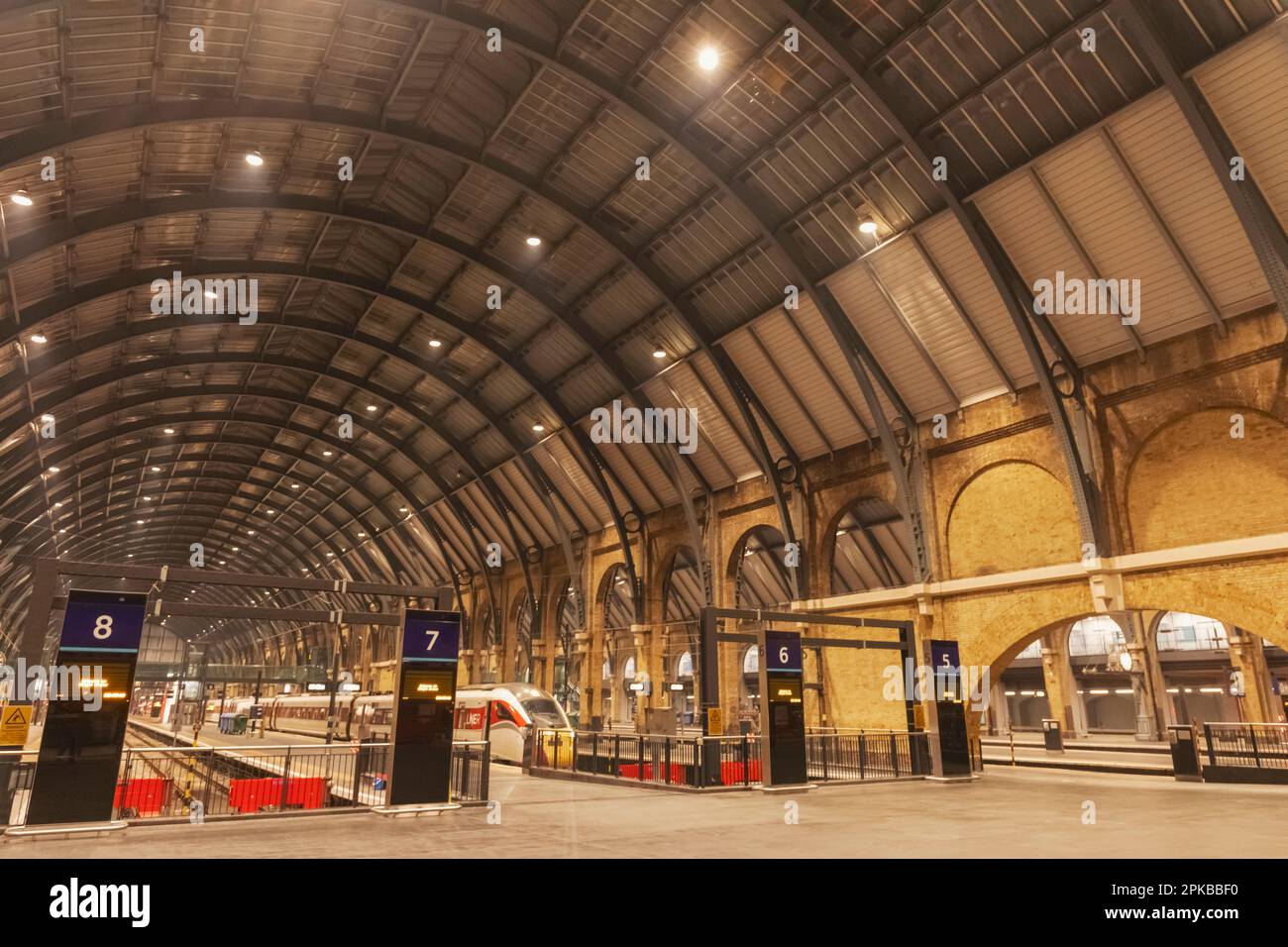 England, London, Kings Cross Station, Empty Platform Station View Stock ...