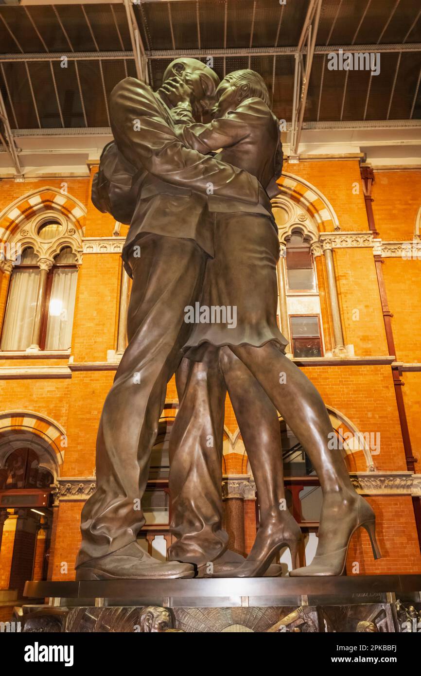 England, London, St.Pancras Station, Bronze Statue of Couple Embracing ...