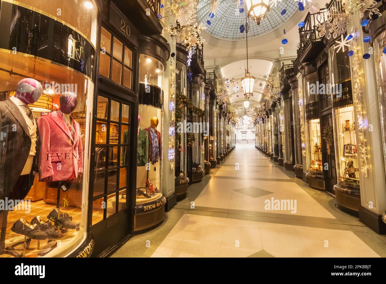 Luxury shop windows hi-res stock photography and images - Alamy