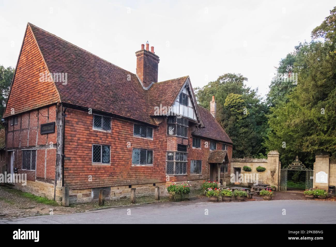 England, Kent, Edenbridge, Chiddingstone, The Castle Inn Pub Stock ...