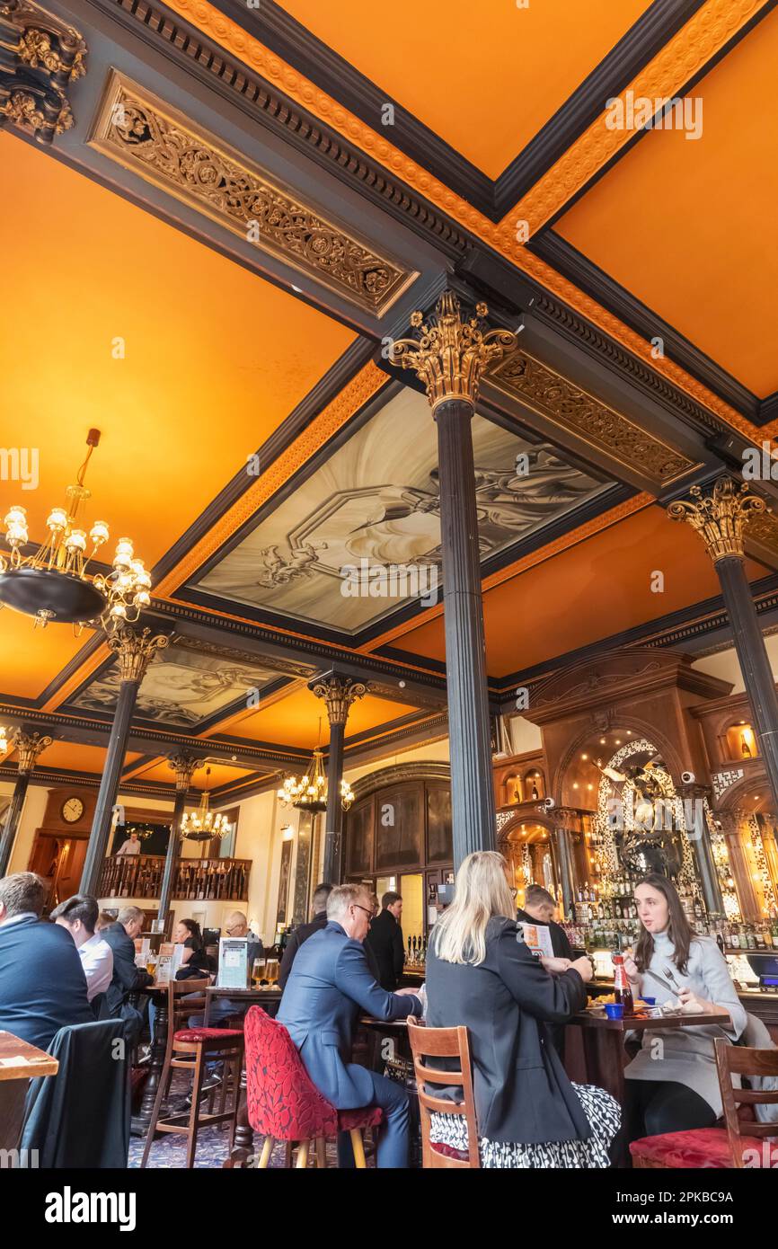 England, London, The Strand, The Knights Templar Wetherspoons Pub ...