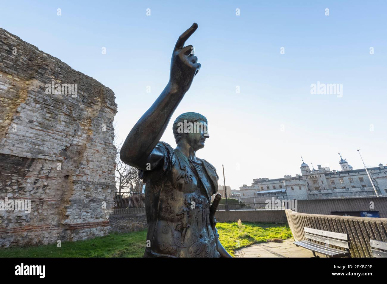 England, London, City of London, Tower Hill, Roman Wall and Statue of ...