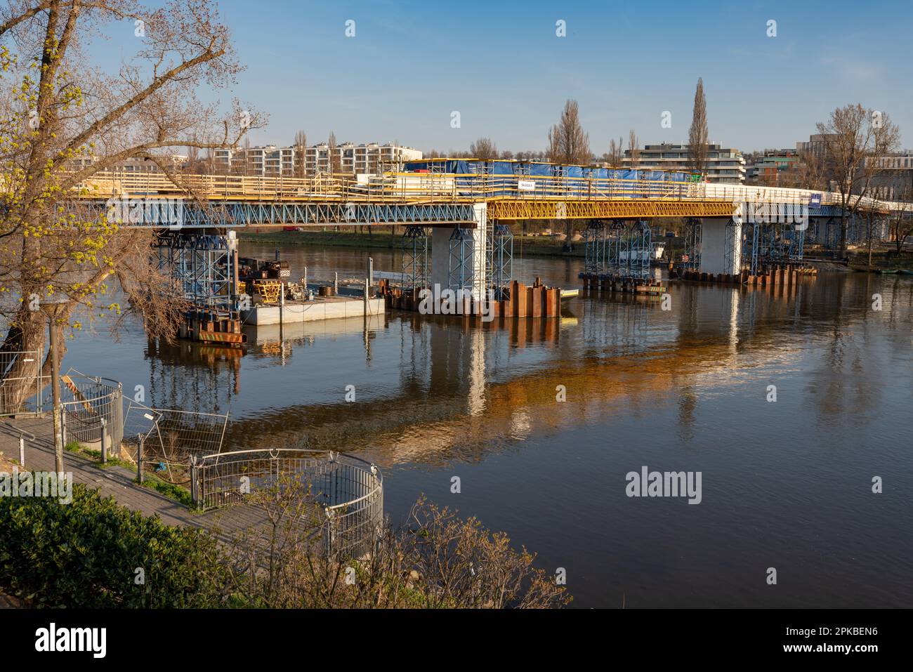 Bridge scaffolding hi-res stock photography and images - Alamy