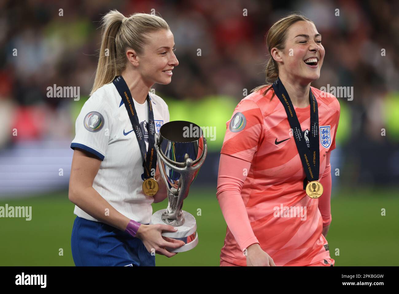 London, UK. 06th Apr, 2023. Leah Williamson (E) with the cup, and Mary ...