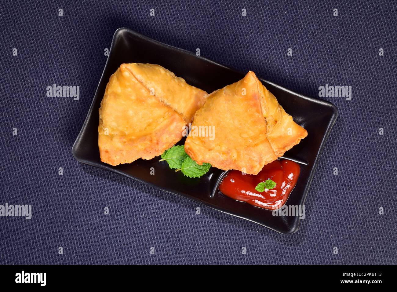 Samosa top view hi-res stock photography and images - Alamy