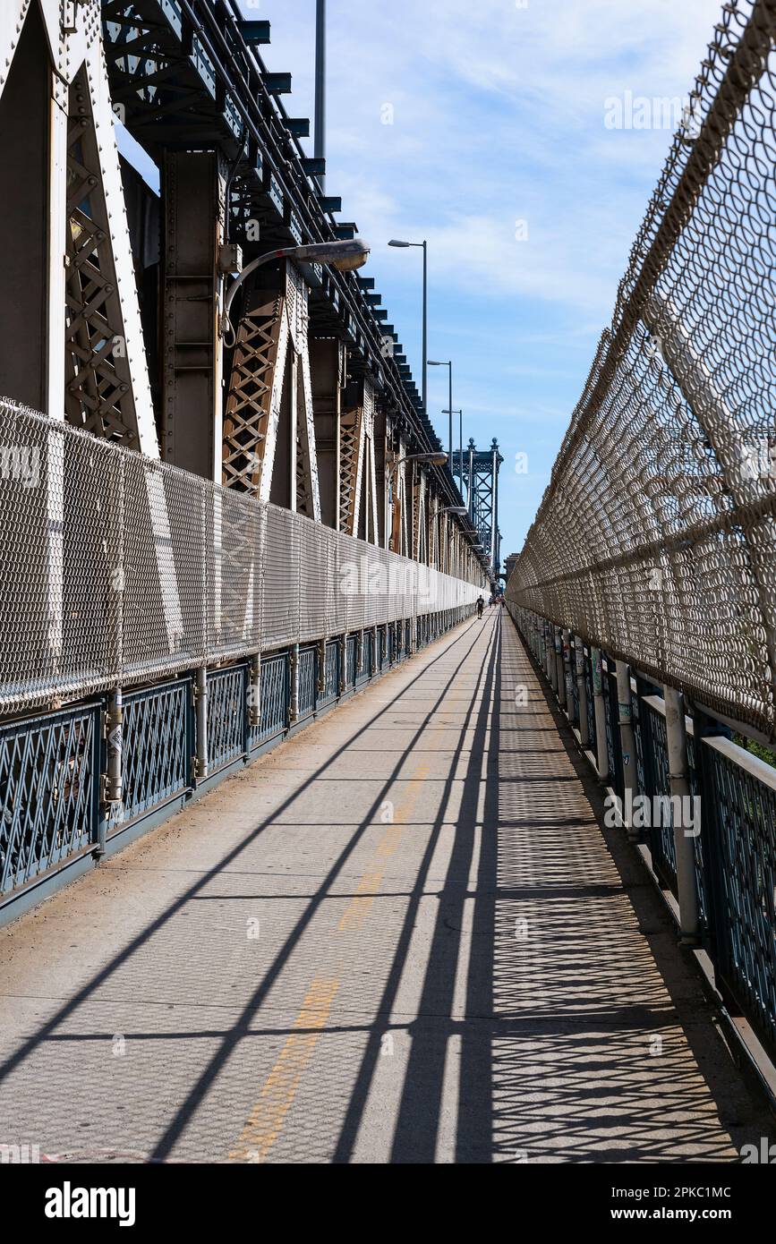 A pedestrian crossing the Manhattan Bridge in New York City Stock Photo ...