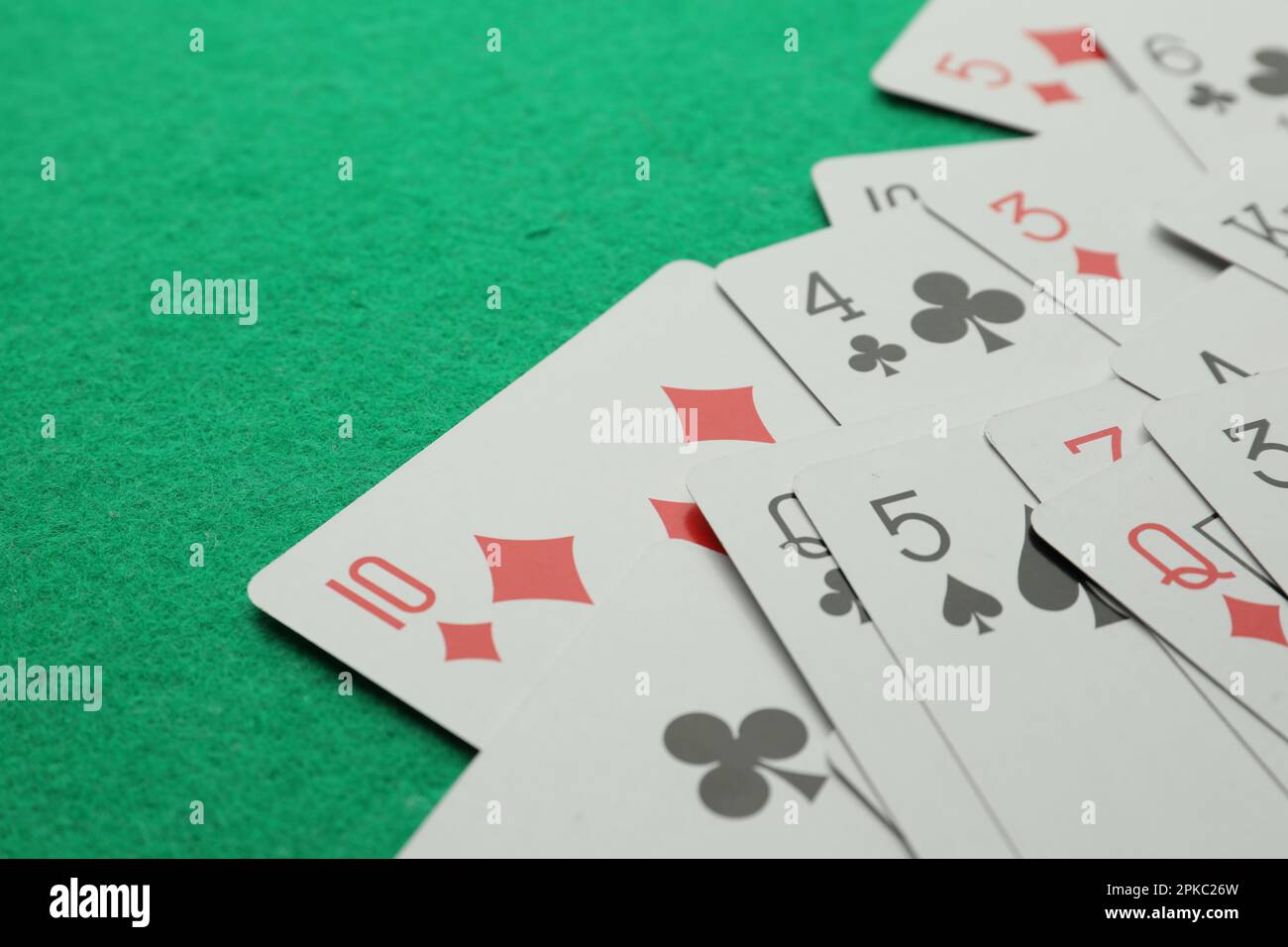 Scattered playing cards hi-res stock photography and images - Alamy