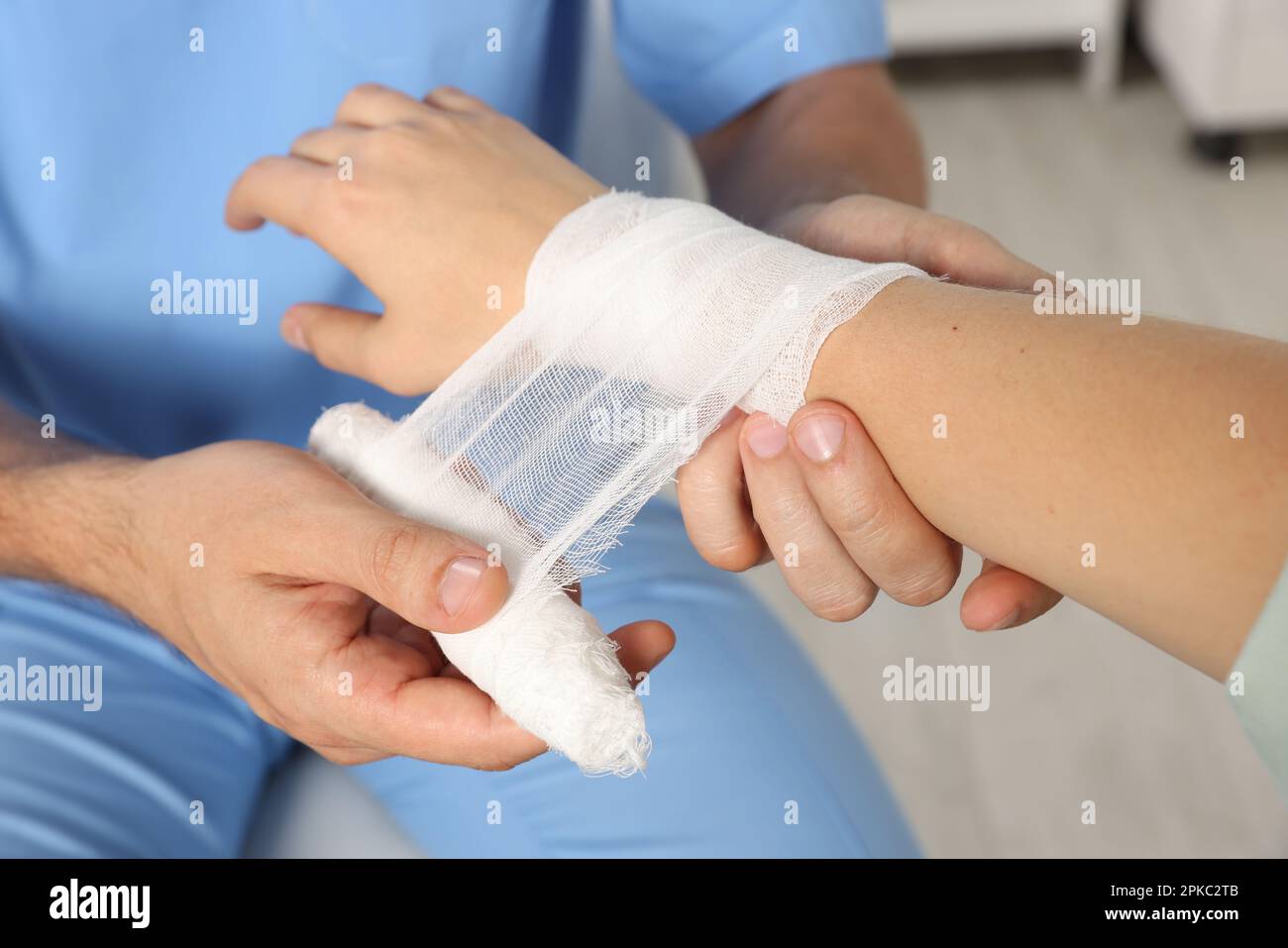 Doctor bandaging patients wrist hi-res stock photography and images - Alamy