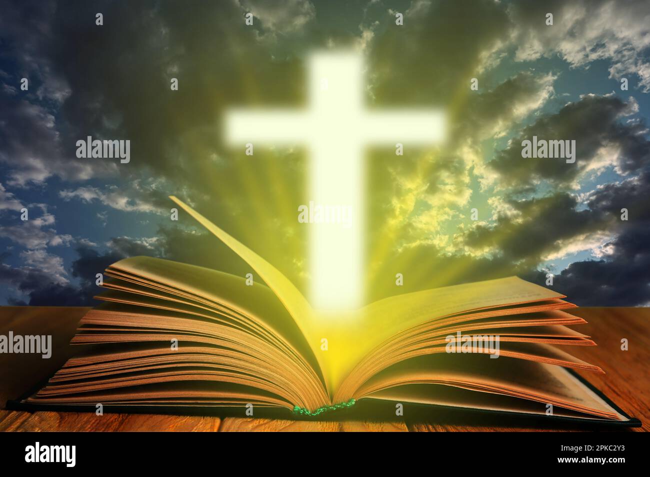 Open bible wooden cross hi-res stock photography and images - Alamy