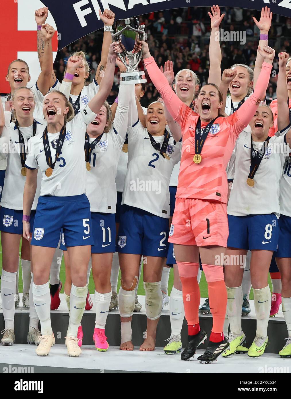 Leah williamson england trophy hi-res stock photography and images - Alamy