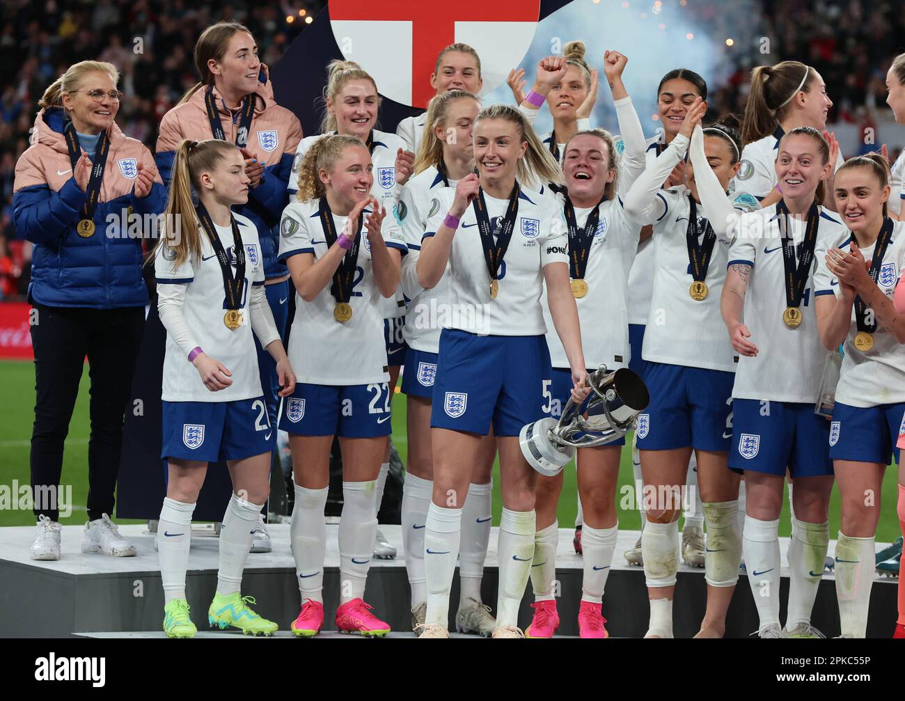 Leah Williamson (Arsenal)of England Women holding the Trophy after the ...