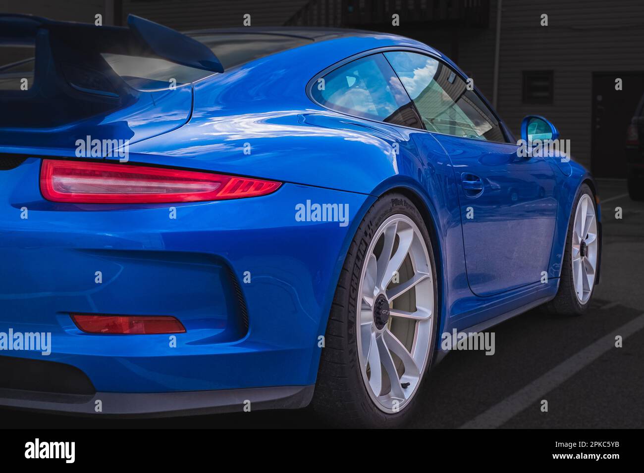 Porsche 911 side view hi-res stock photography and images - Alamy