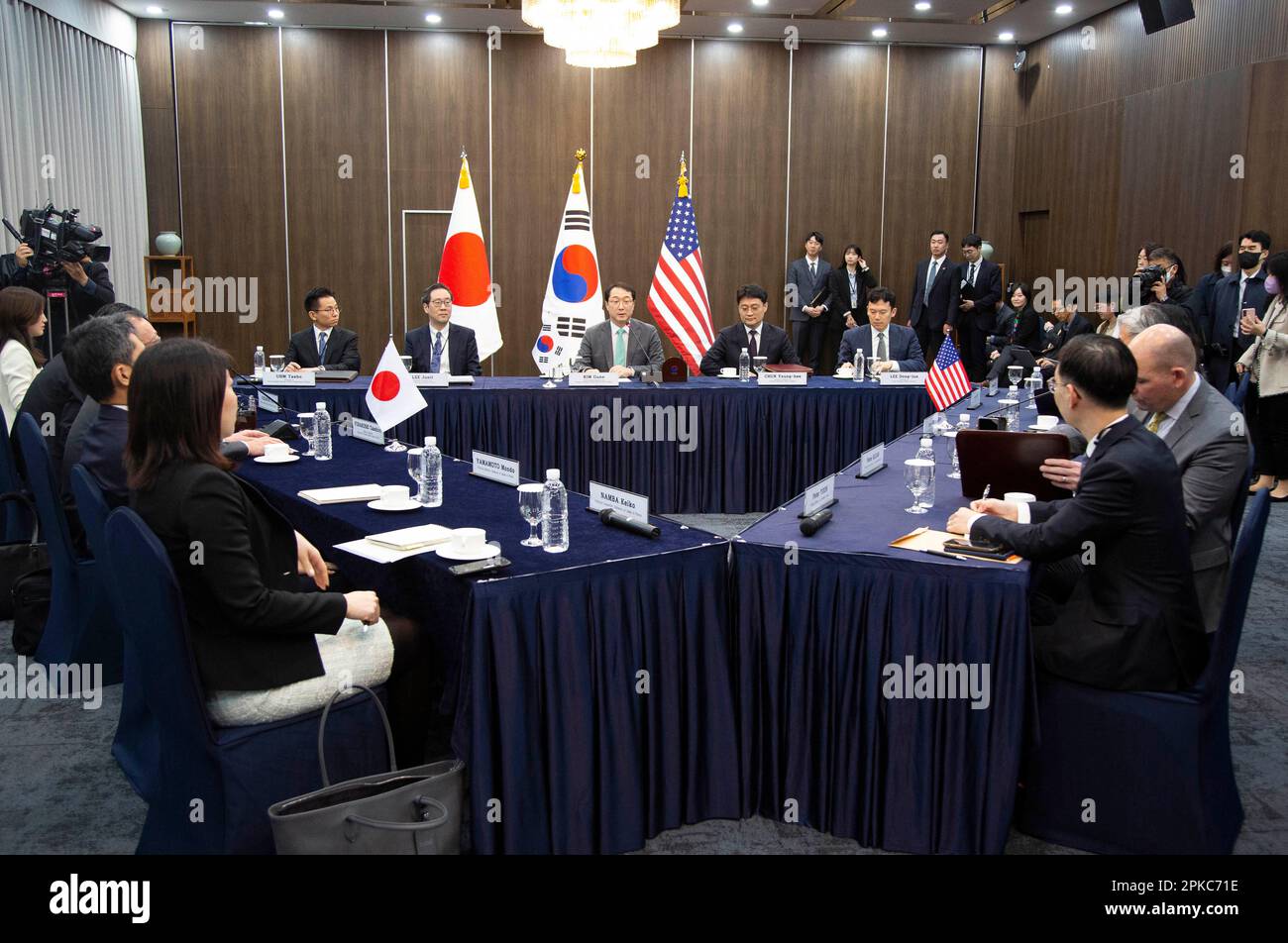 Chief South Korean nuclear negotiator, Kim Gunn, center, speaks during ...