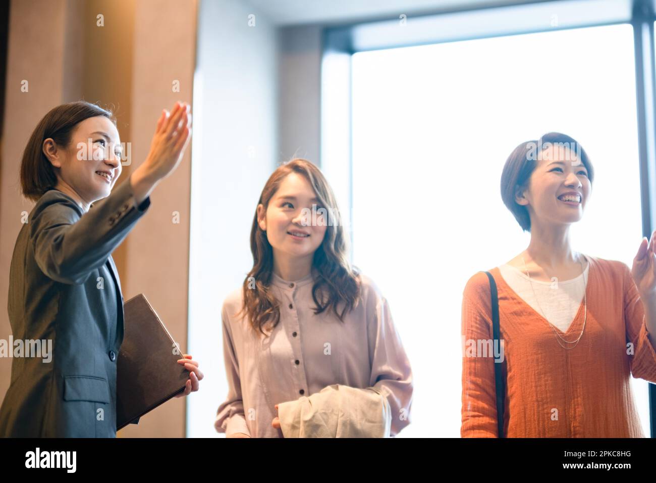 Hotel front desk customers hi-res stock photography and images - Alamy