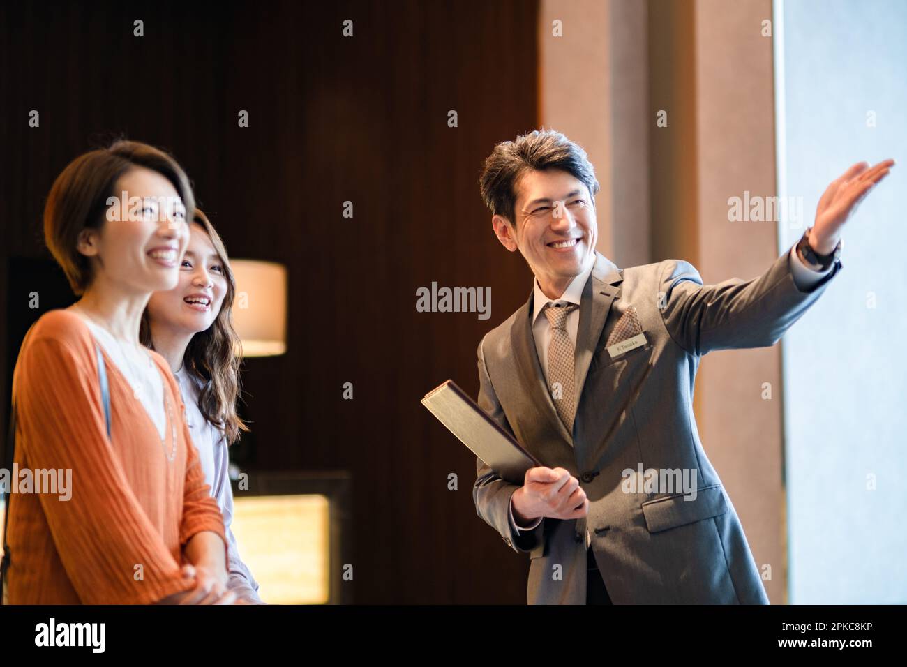 Hotel staff dealing guests hi-res stock photography and images - Alamy