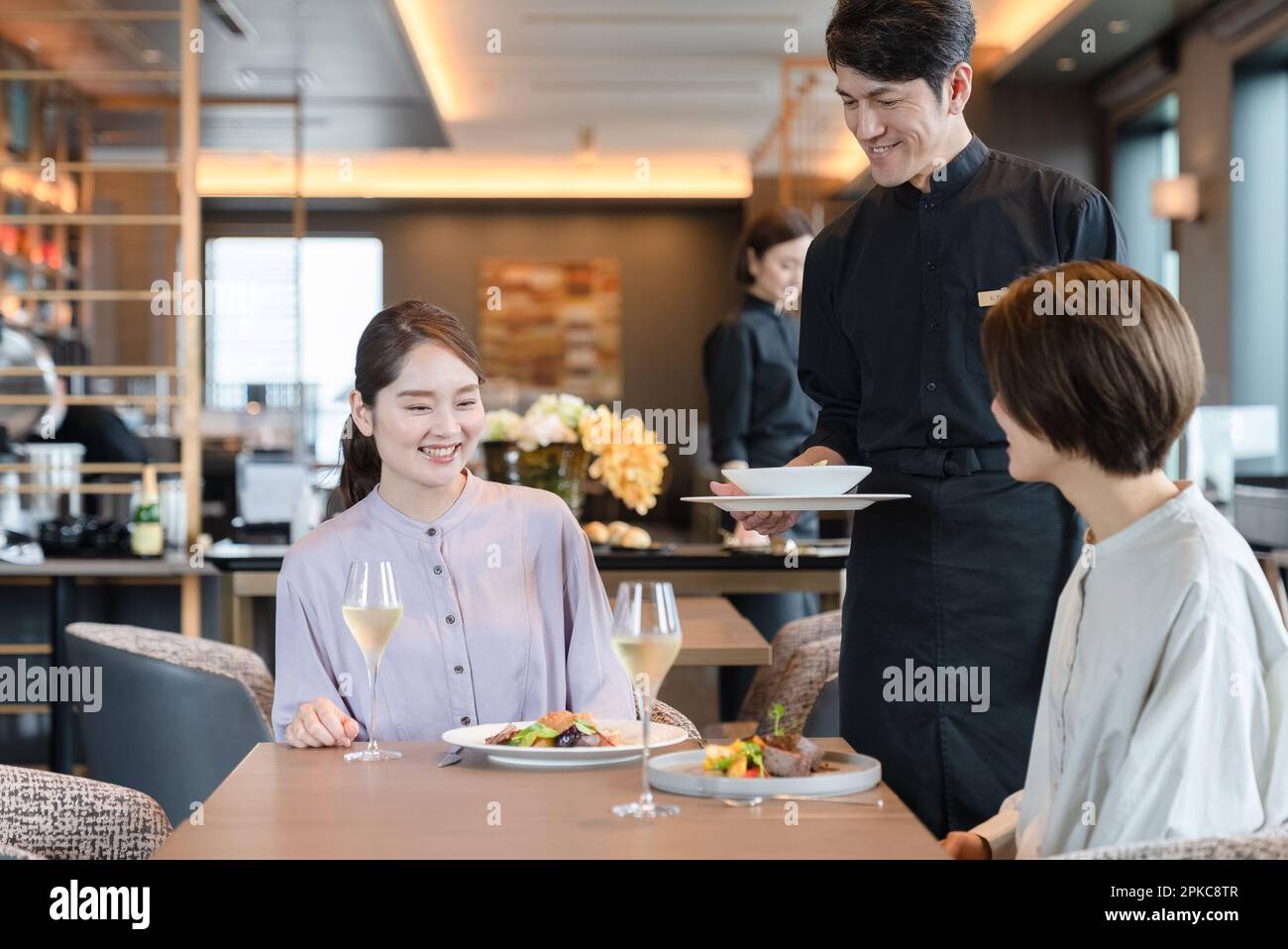 Restaurant staff plate hi-res stock photography and images - Alamy