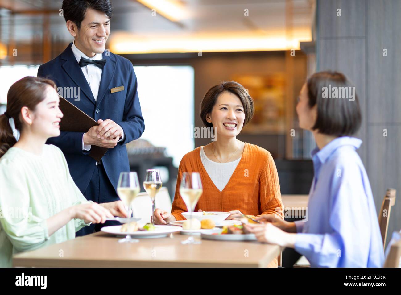A visitor and a waiter enjoying conversation Stock Photo - Alamy