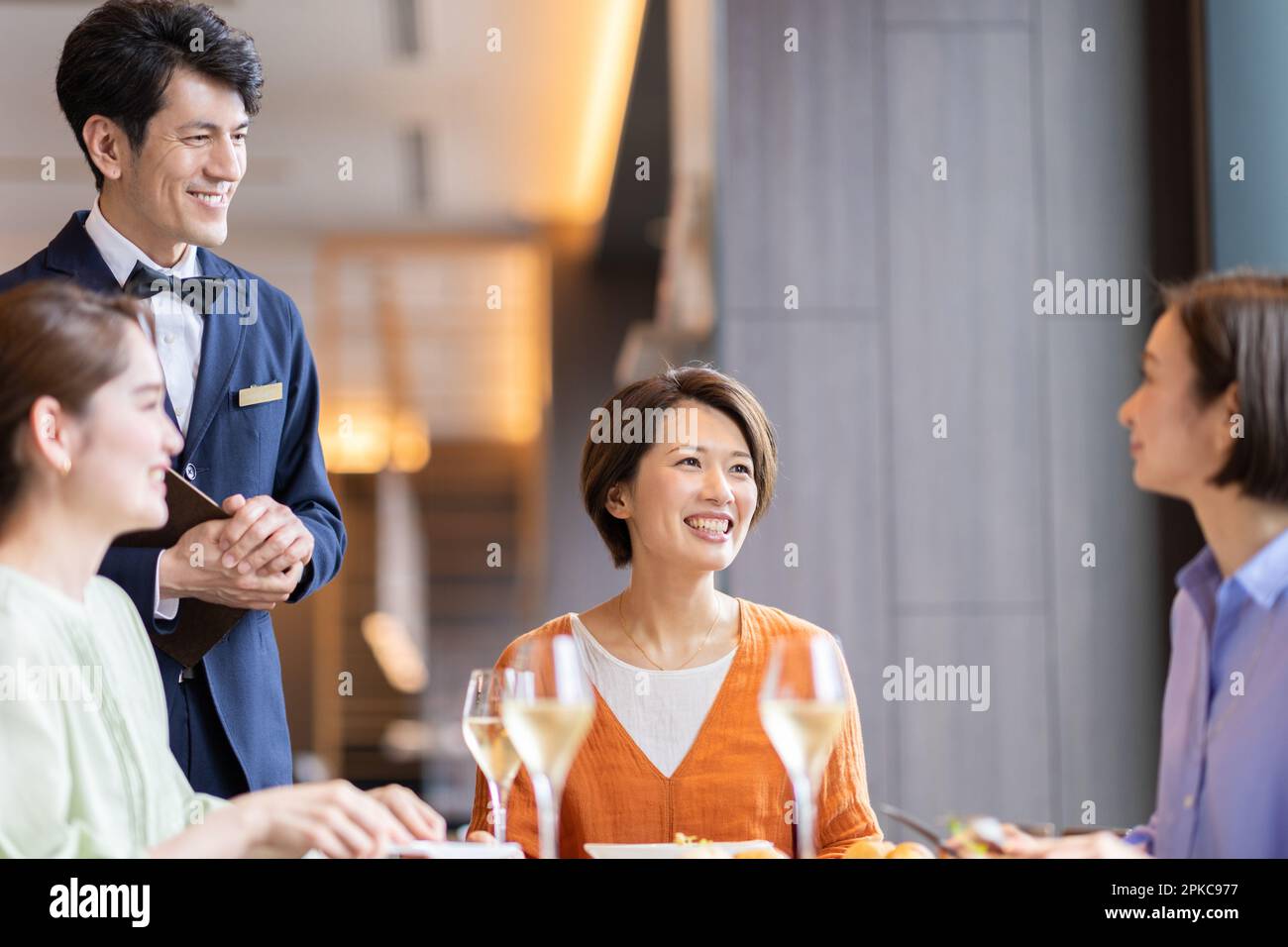 A visitor and a waiter enjoying a conversation Stock Photo - Alamy