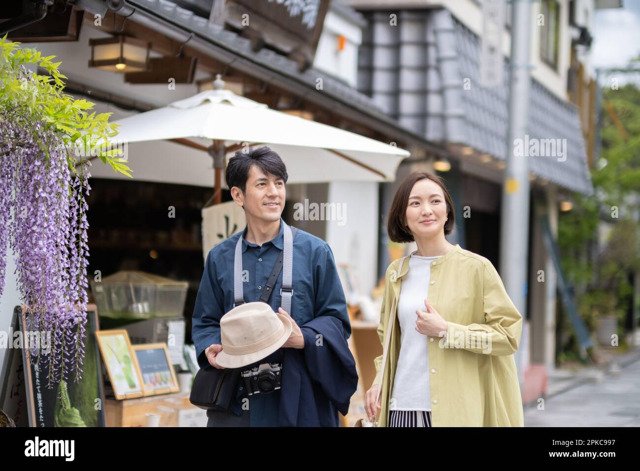 Men and women sightseeing Stock Photo - Alamy